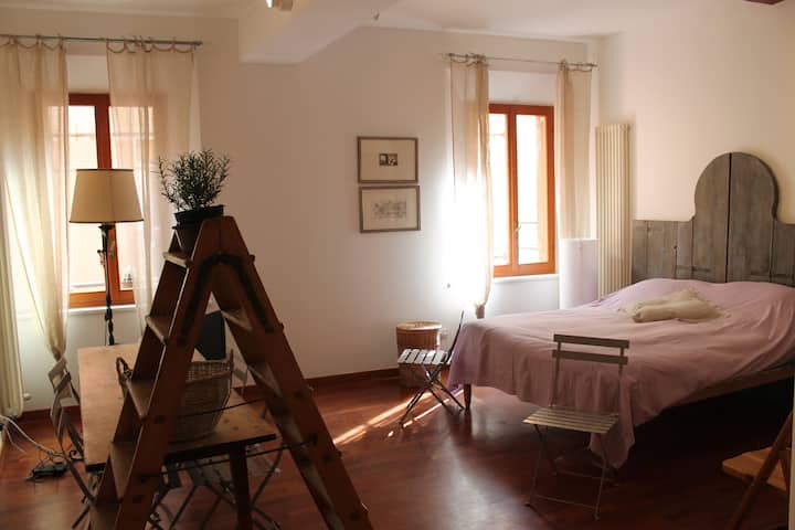 All'ex Osteria Dell'oro Si Dorme Sotto Un Portone - Bologna