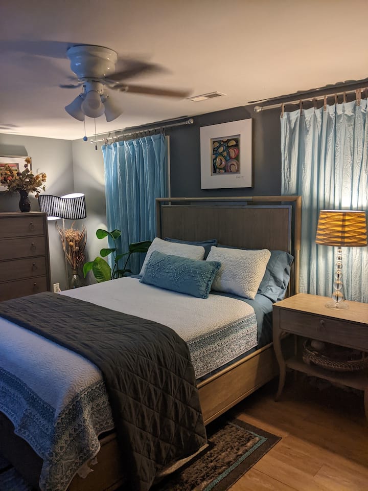 Comfortable & Private Ranch Style Bedroom - Waldorf, MD