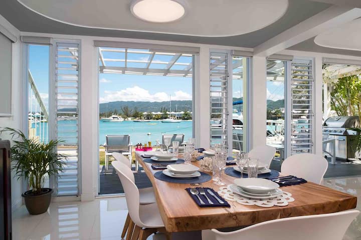 Beautiful 3 Bdr Oceanfront Condo Beach Pool Solar - Montego Bay