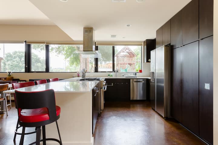 Relax In A Beautiful Room By The River - Austin, TX