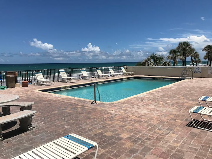 2br/2ba Oceanfront Condo W/ Shared Hot Tub & Pool! - Daytona Beach Shores, FL