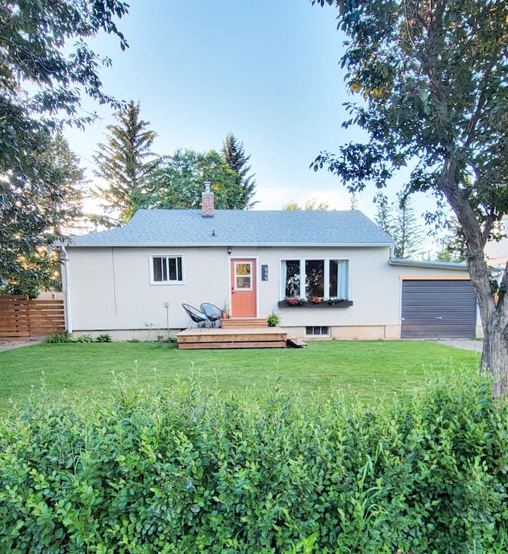 Sunny Little Bungalow With A Beautiful Backyard - Pincher Creek