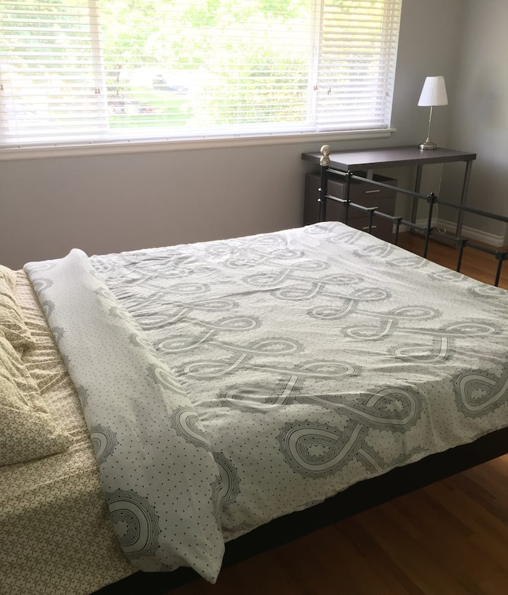 Large Bedroom With Private Bathroom - Vancouver