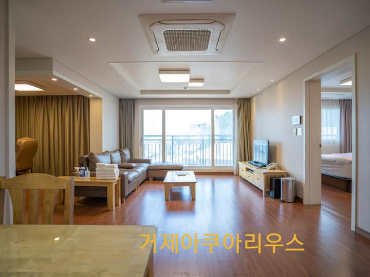 대명보다 큰 거실 :아쿠아리우스 수영장 가능 최대 12명 최대할인 35만 바베큐무료 - Geoje-si