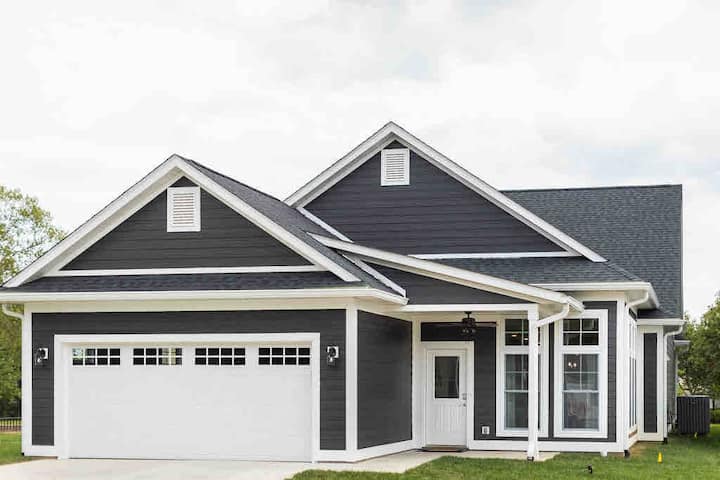 New Upscale Renwick Village Home 4 Br/3b Sleeps 14 - Bloomington, IN