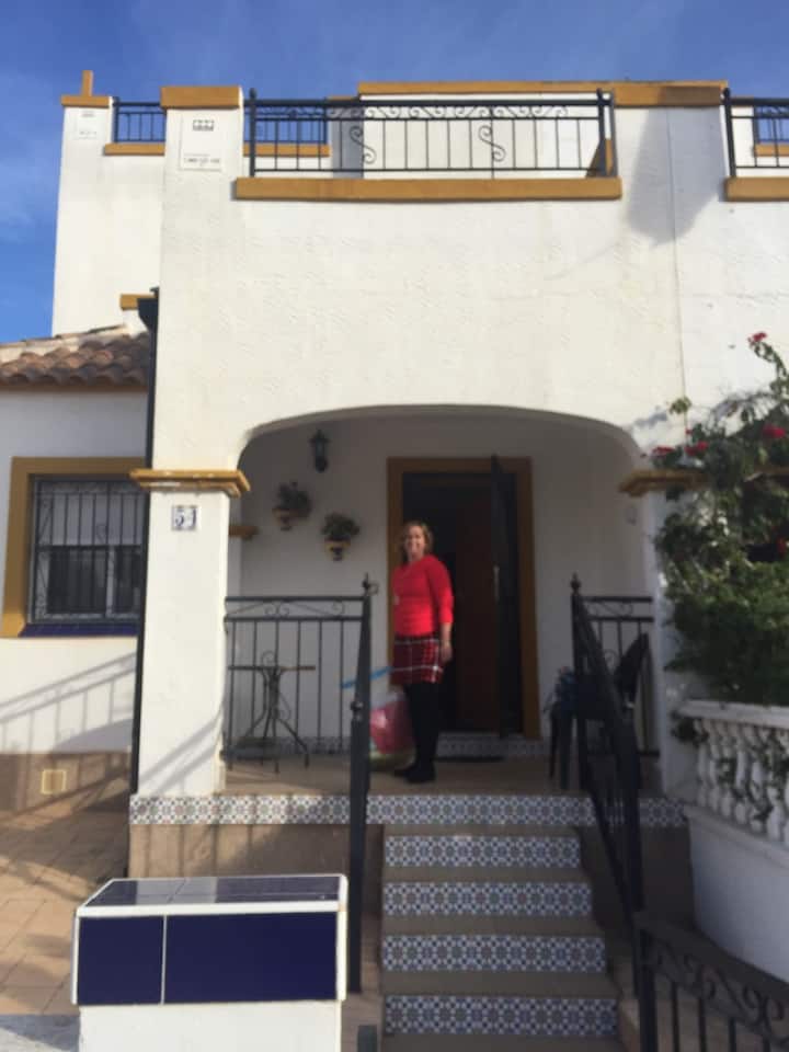 Lovely 3 Bed House Close To All Amenities - La Marina