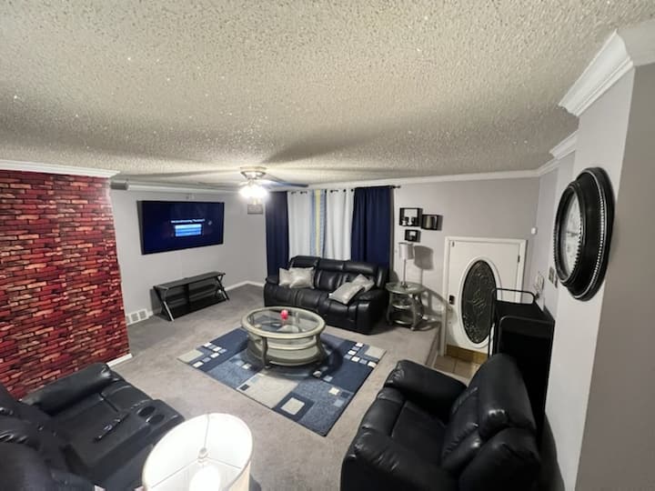The Cozy Cave Queen Bedroom Suite#1  Suite#2 - Bensalem, PA