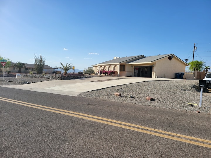 3 Bedroom, 2 Bath, Plenty Of Boat Parking. Located On The North Side Of Town Just 5 Minutes From Windsor Launch Ramp. - Lake Havasu City, AZ