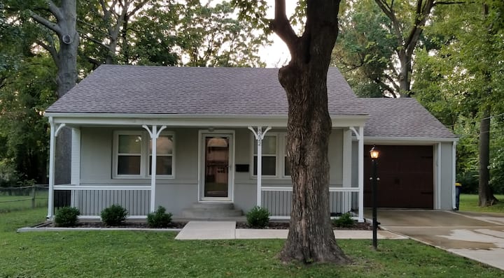 Charming 1 Bedroom, Fully Fenced, Walkable - Overland Park, KS