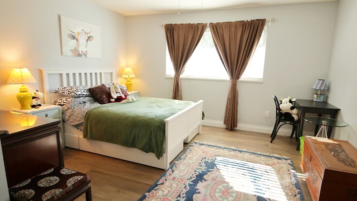 Private Ensuite Queen Bed And Bath - Surrey, BC