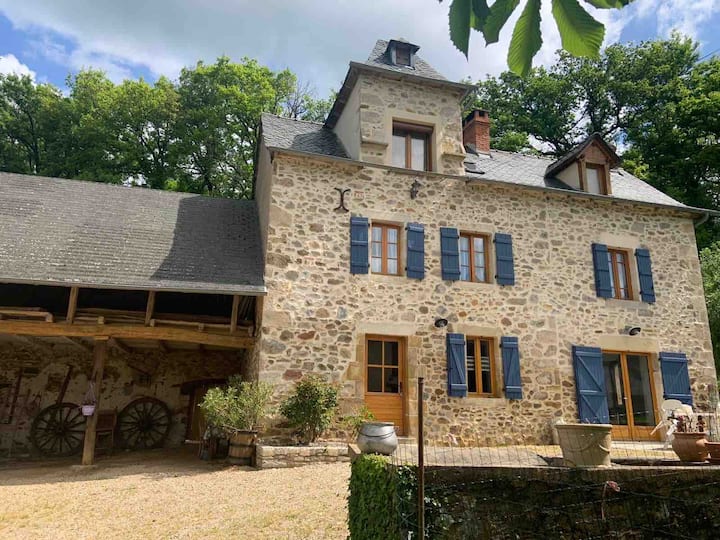Gîte Rénové De 113m² Dans Un Corps De Ferme - Naussac