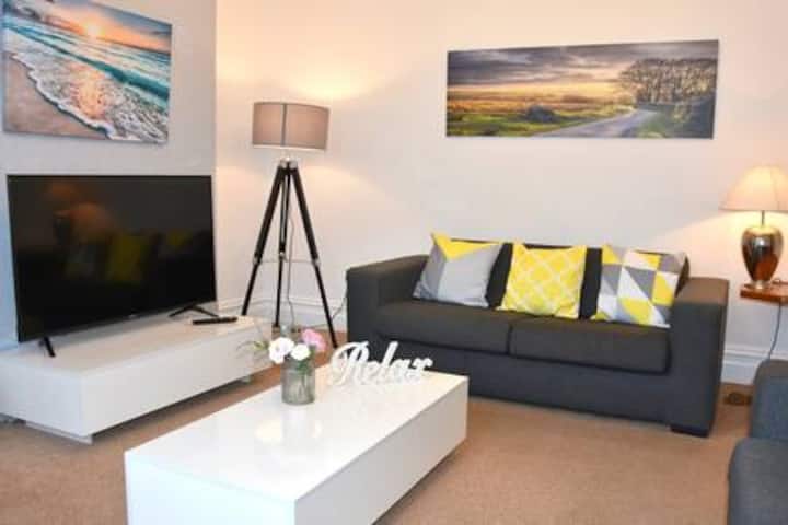 Newquay 5 Ensuite Bedrooms & Parking-simplycheckin - Newquay