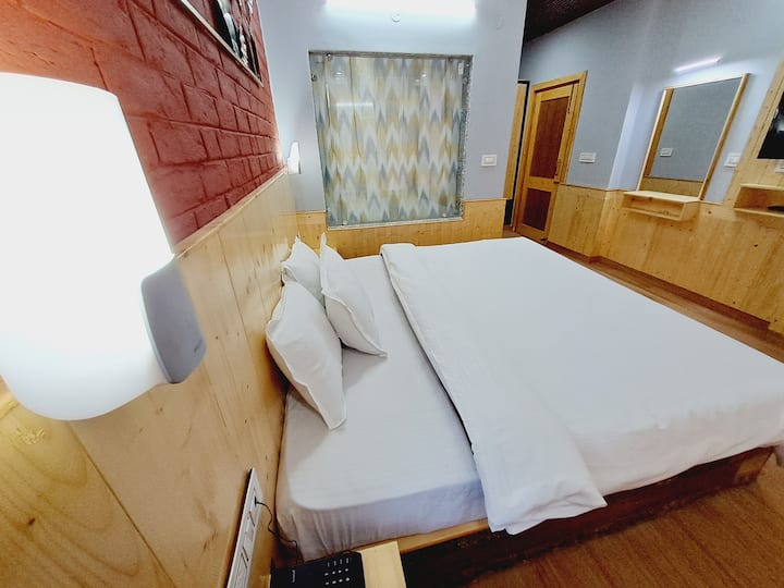 4 Rooms Set On Mall Road Manali - Manali