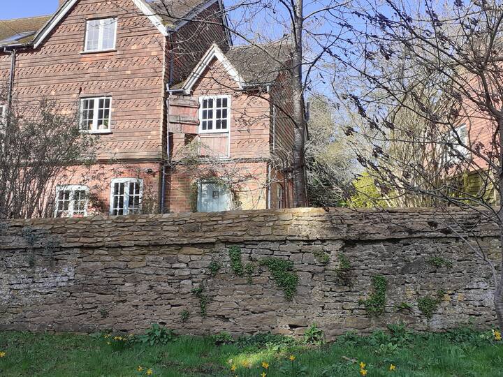 Large 4 Bedroom Cottage In Rural Countryside - Godalming