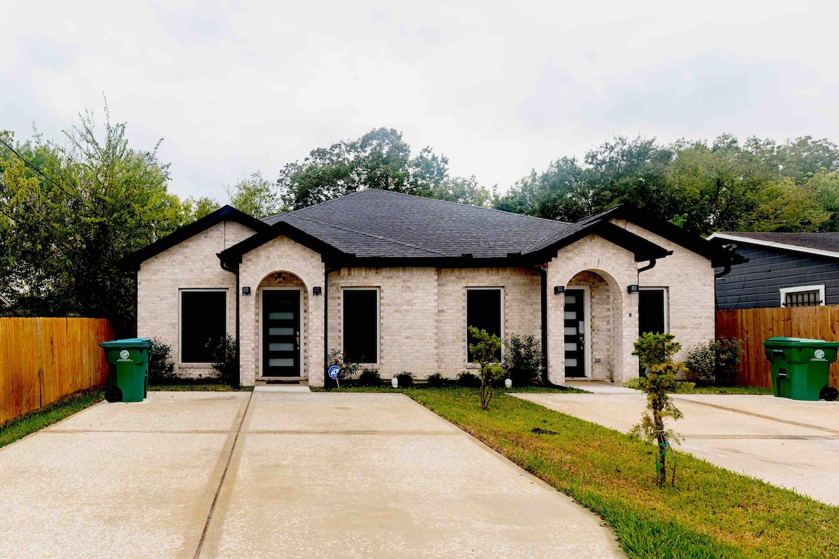 Stylish 3BR Home Near Houston’s Top Attractions - Houses for Rent in ...