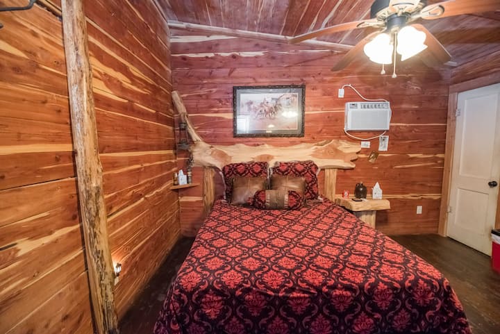 The Longbranch Cabin - Chandler, TX