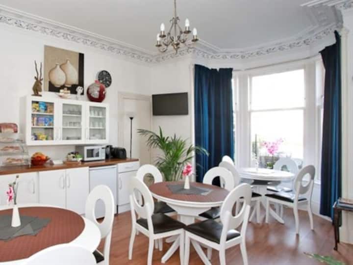 Double Room-ensuite With Shower-small Family Room - Aberdeen