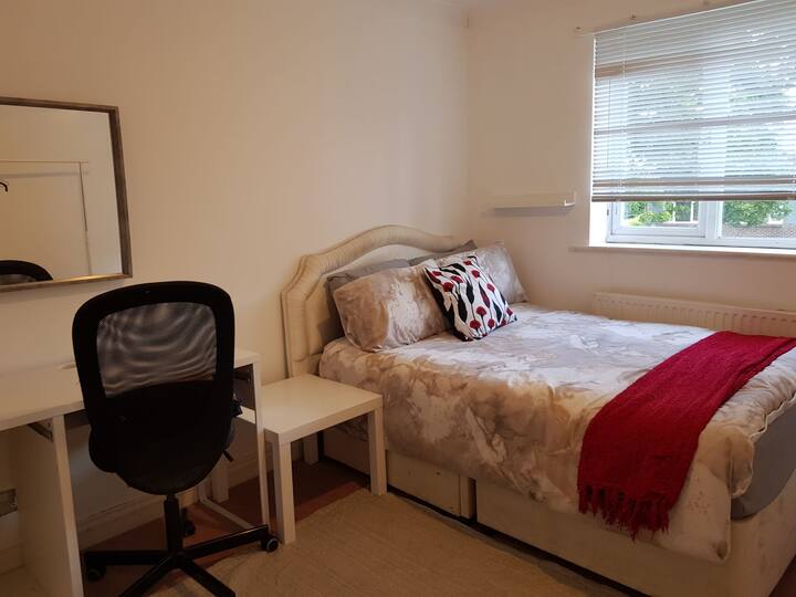 Cosy Double Rm With Road Parking - Mudeford