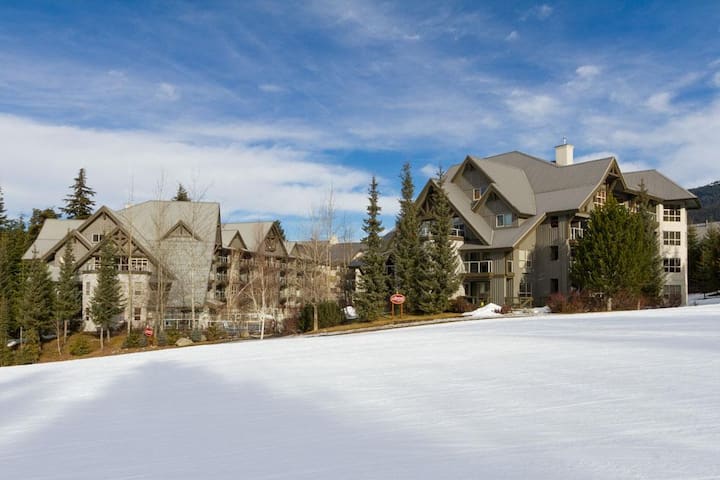 Ski-in/ski-out: Slope Side @ The Aspens - Whistler - Whistler