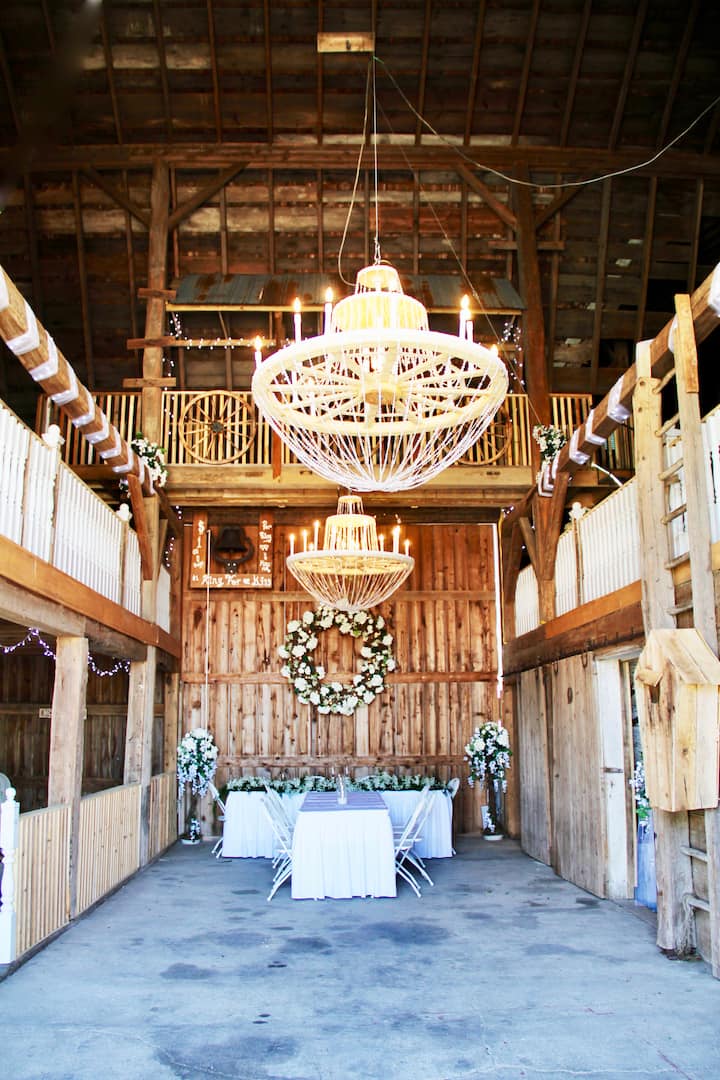Fantastic Wedding Barn - Horseshoe Lake, Gowen