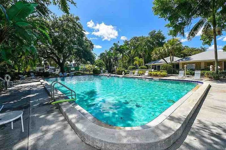 3bd/2bth Penthouse Condo At Palm Aire Country Club - Lakewood Ranch