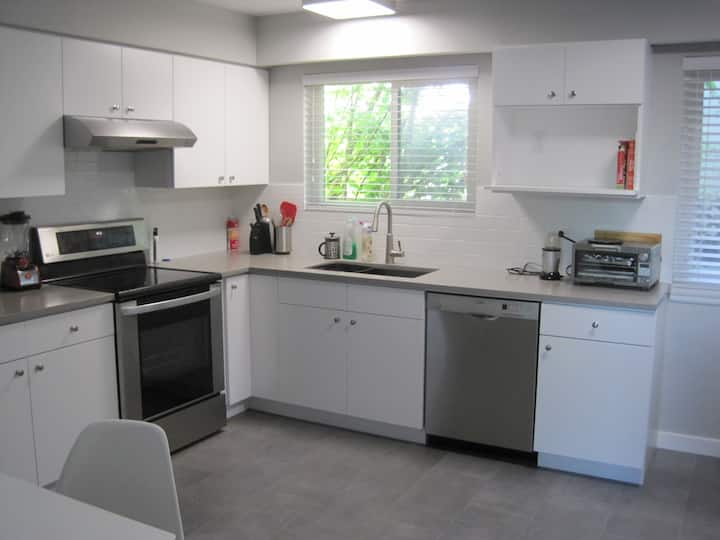 Large Bedroom With Private Bathroom - Vancouver