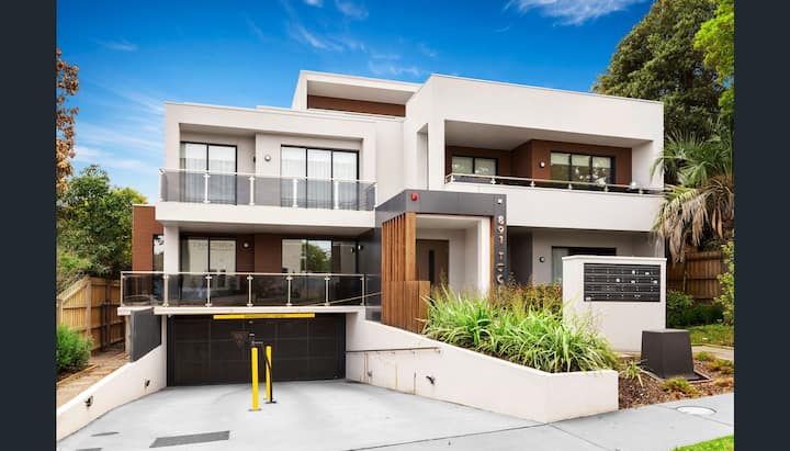 Camberwell Apartment Centrally Located! - Melbourne