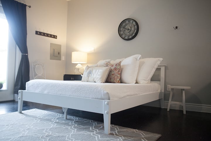 Cozy And Cute Studio Minutes From Downtown - Alamo Heights, TX