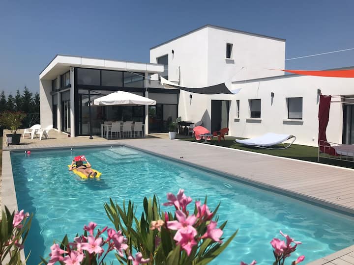 Villa Contemporaine Spacieuse Et Agréable - モンタルバン