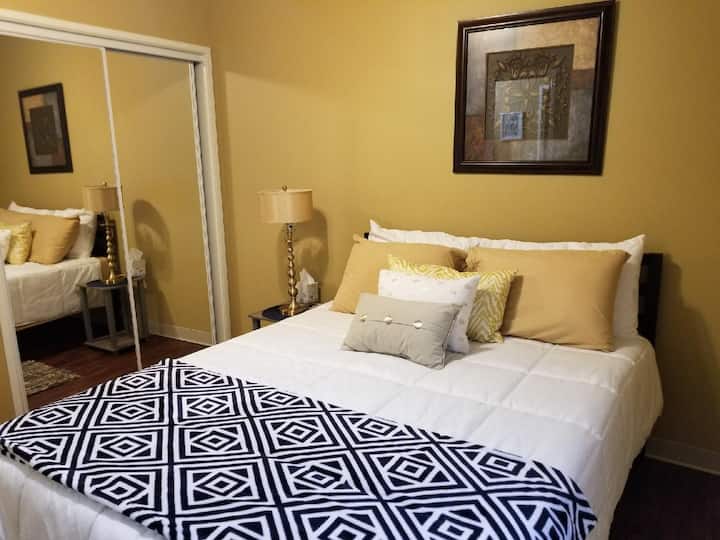 1 Bed, 1 Ba, 5 Min Walk Downtown 10 Secs To Mizzou - Columbia, MO