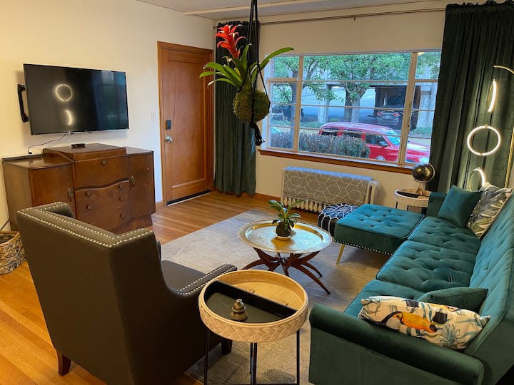 Bright 2 Bedroom Apartment Downtown - McMinnville, OR