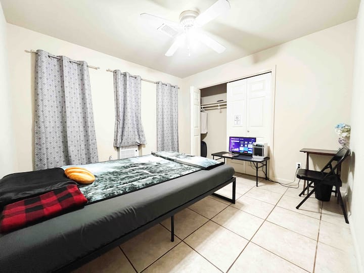Room 3 Near Little Saigon - Stafford, TX