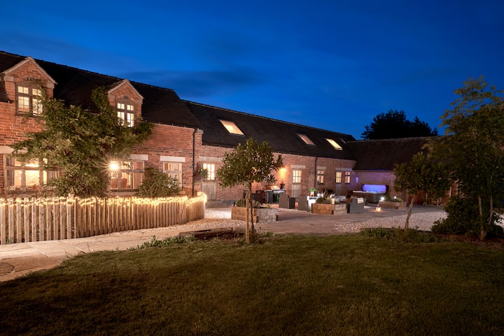 Luxury 5* Country Side Barn, Hot Tub, Sleeps 12 - Staffordshire