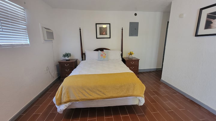 Adorable Cottage Rented By Room W/own Bathroom - Santa Teresa, NM