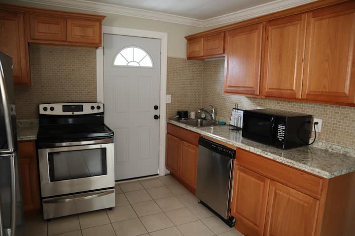 Clean & Cute 3br 1q/2f Beds & Mins To Down Town - Hartford, CT