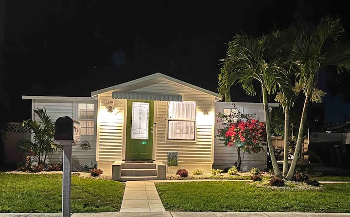 Emerald Cottage. 10 Minutes Downtown & The Beaches - Fort Pierce, FL