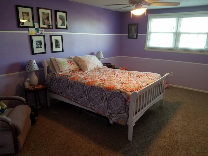 Suburban Retreat In Kansas City! - Shawnee, KS