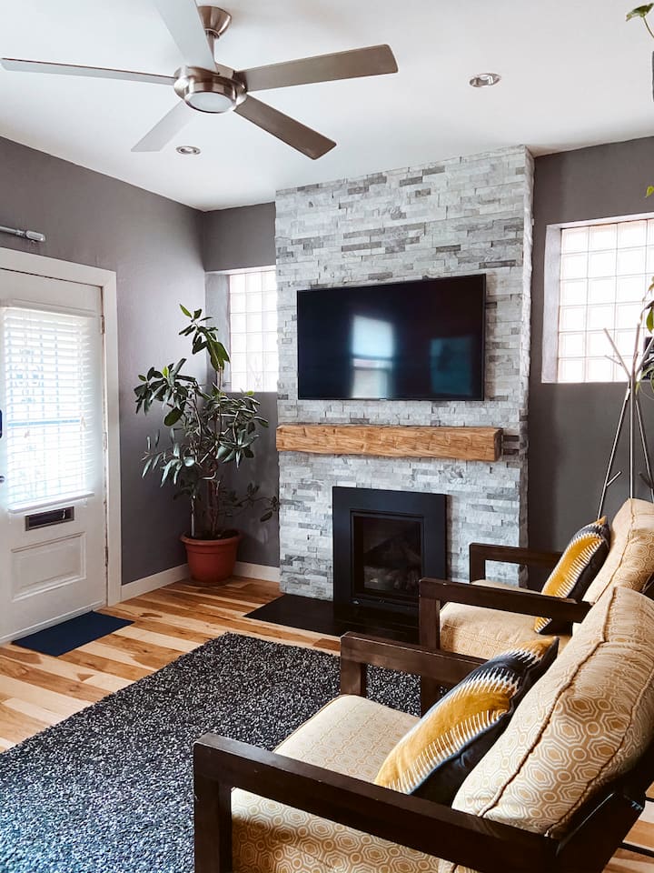 "Blue Ox" Charming 2 Bedroom Triplex - S Broadway - Denver, CO