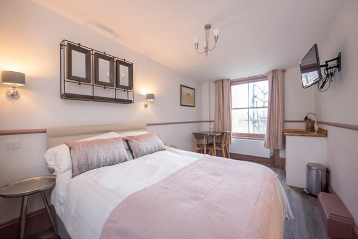 Vivacious Kensington Studio - 