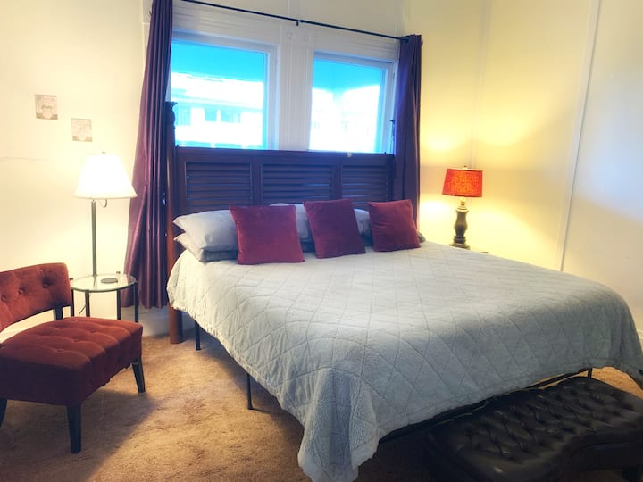Roman Room At Vive House Inn - Hilo, HI