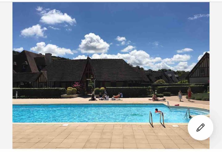 Maison Dans Un Domaine Avec Piscine Et Tennis. - Deauville