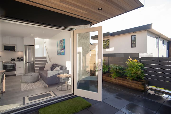 Modern Laneway House In North Vancouver - Vancouver