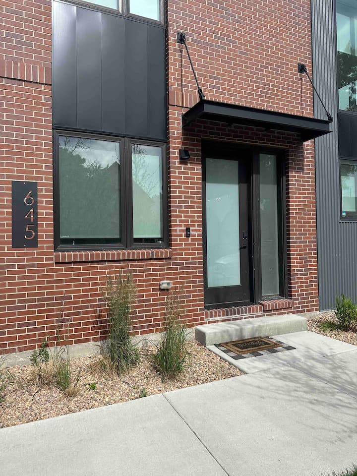 Modern Town Home In Santa Fe District - Denver, CO