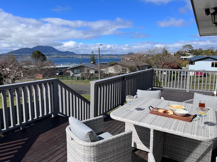 3-bedroom Home With Lake Views *No Service Fee* - Taupō