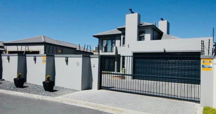 Double Storey Immaculate And Safe House To Let - Cape Town