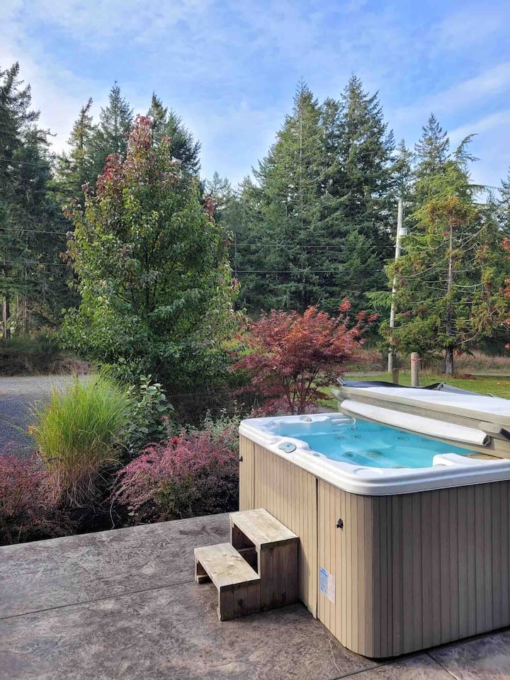 The Barn W/ Hot Tub - Comox