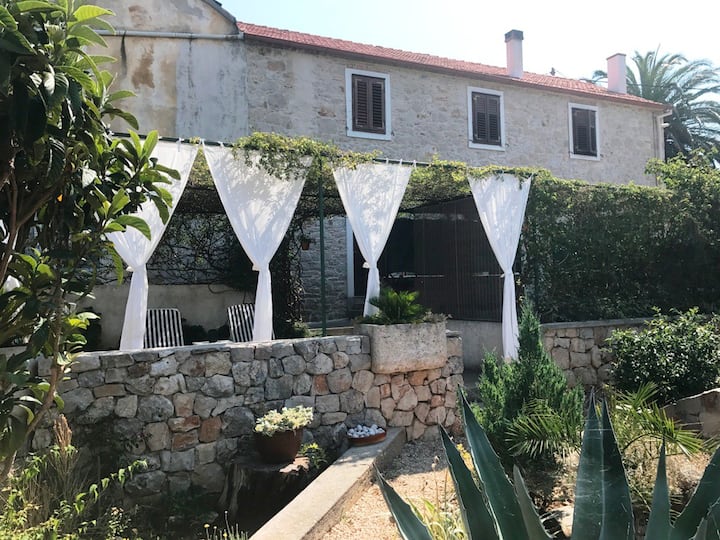 Olive Garden Apartment For Three, With Parking - Sali