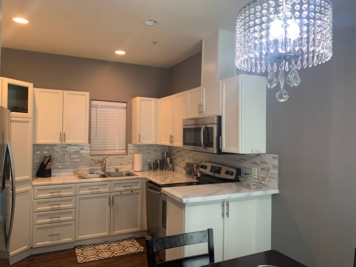 Beautifully Decorated And Equipped Condo - Vancouver