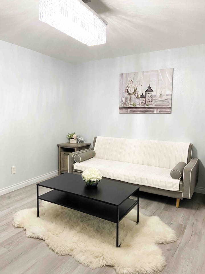 Elegant Suite 2 - One Bedroom - Anchorage