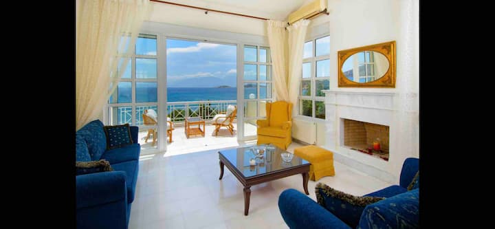 Απέραντη θέα, 
άμεση πρόσβαση στη παραλία Χαβανια - Agios Nikolaos